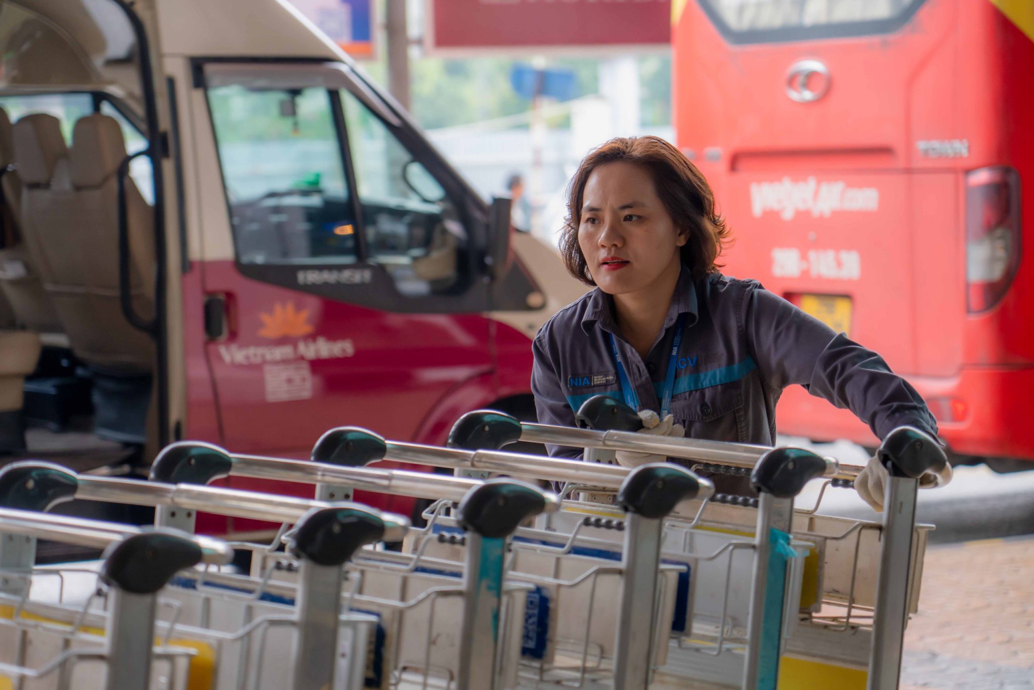 CẢNG HÀNG KHÔNG QUỐC TẾ NỘI BÀI | PASSENGER THANKS EMPLOYEE FOR RETURNING LOST WALLET CONTAINING ...